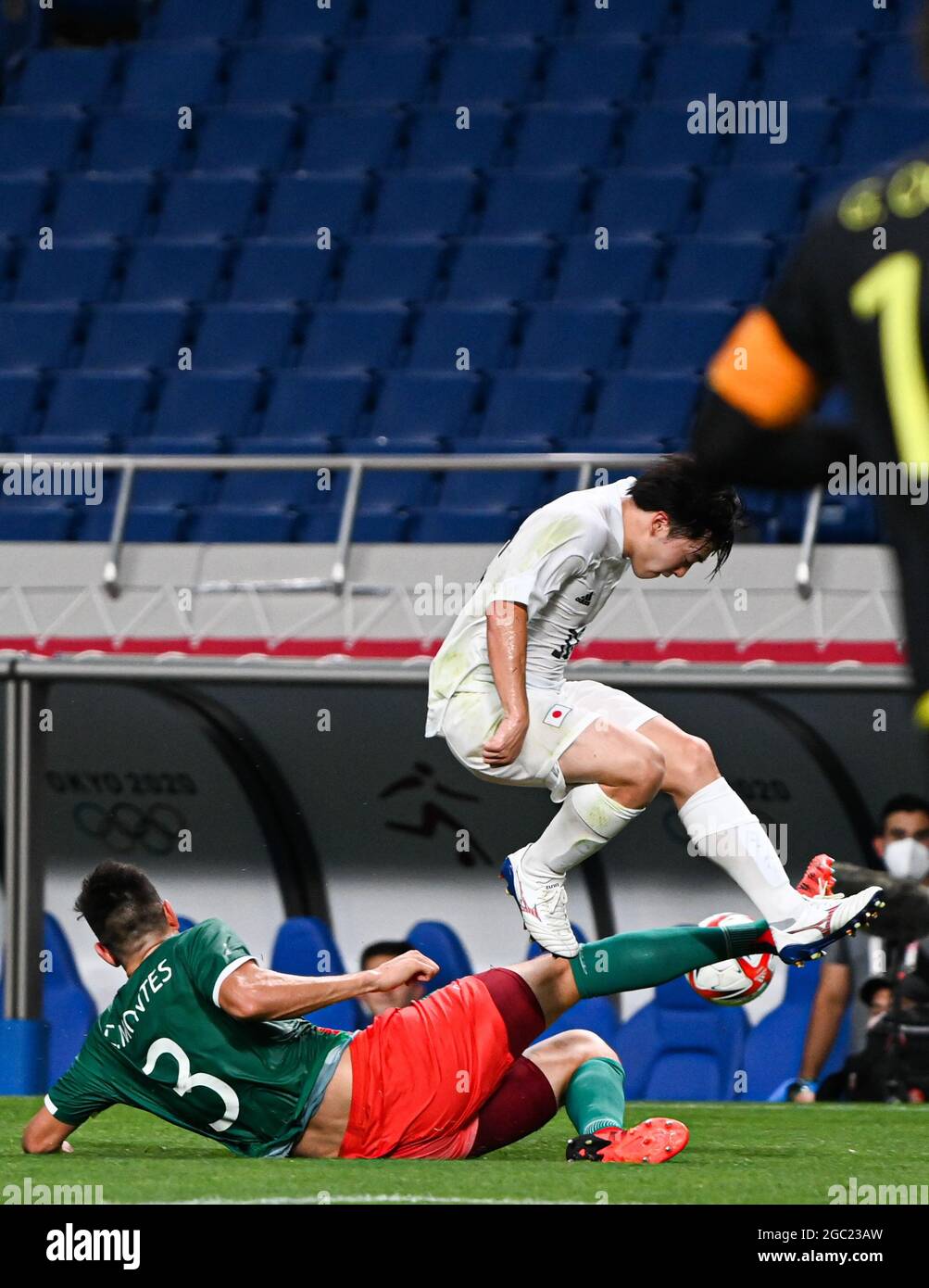 Saitama, Japan. 6th Aug, 2021. Soma Yuki (R) of Japan vies with Cesar ...