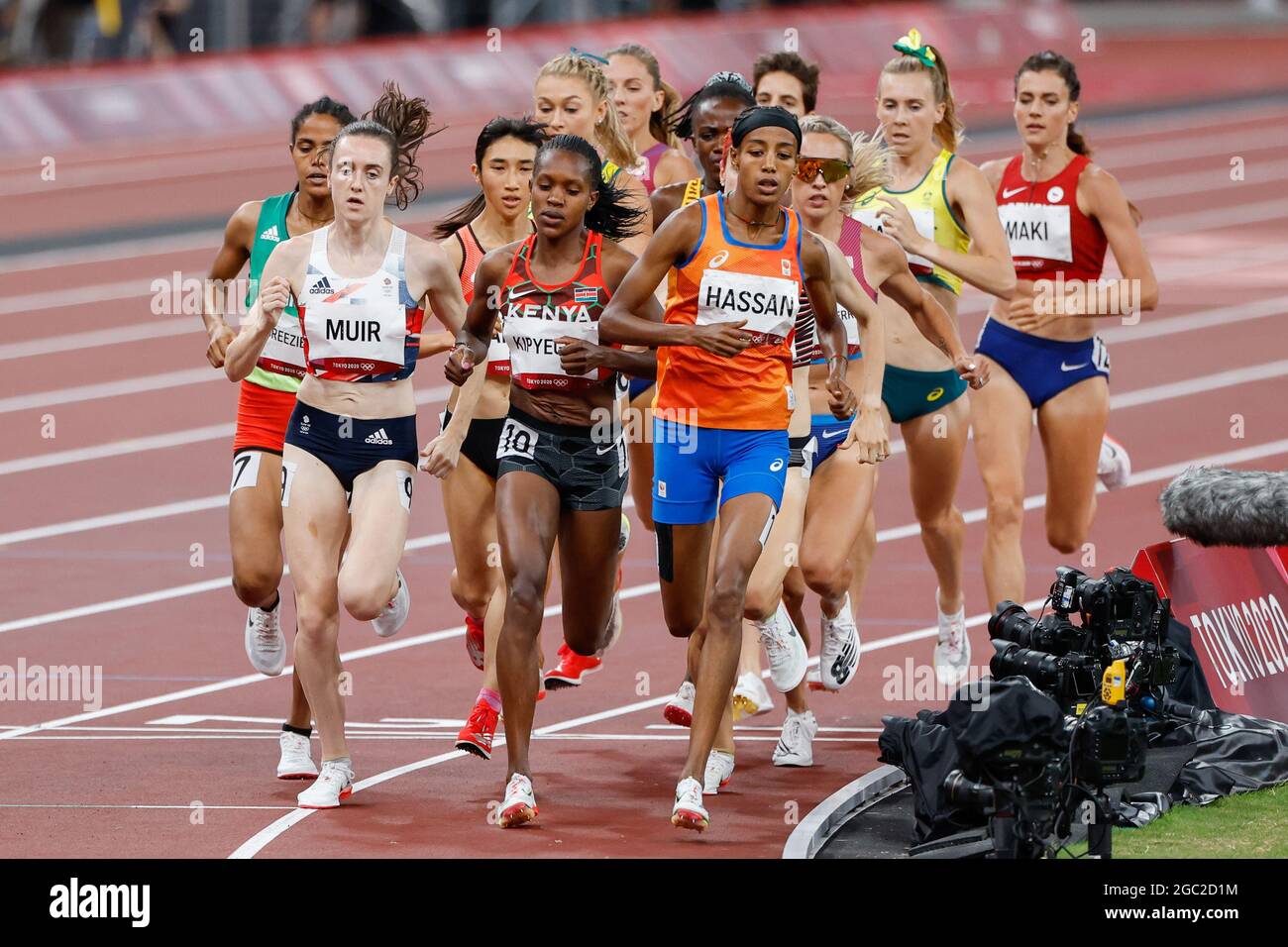 Tokyo, Japan. 06th Aug, 2021. Runners make their way around the track ...