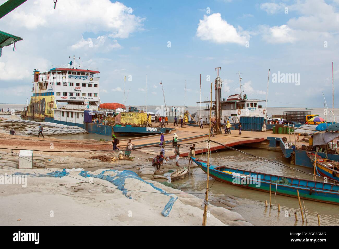 Mawa Ferry Ghat in padma river Stock Photo - Alamy