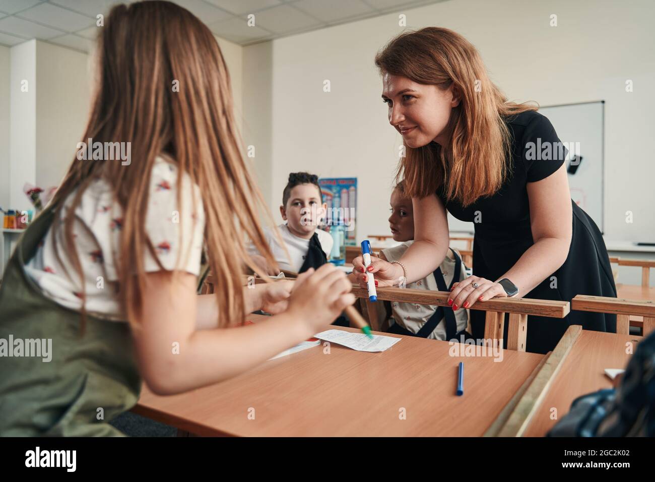 Kids answer difficult question together in classroom Stock Photo - Alamy