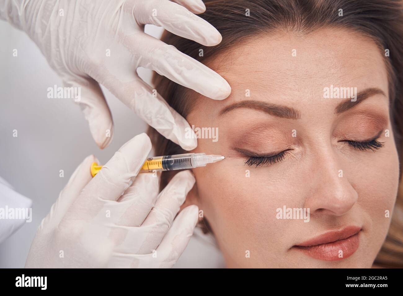 Cosmetologist is doing beauty injections for woman Stock Photo - Alamy