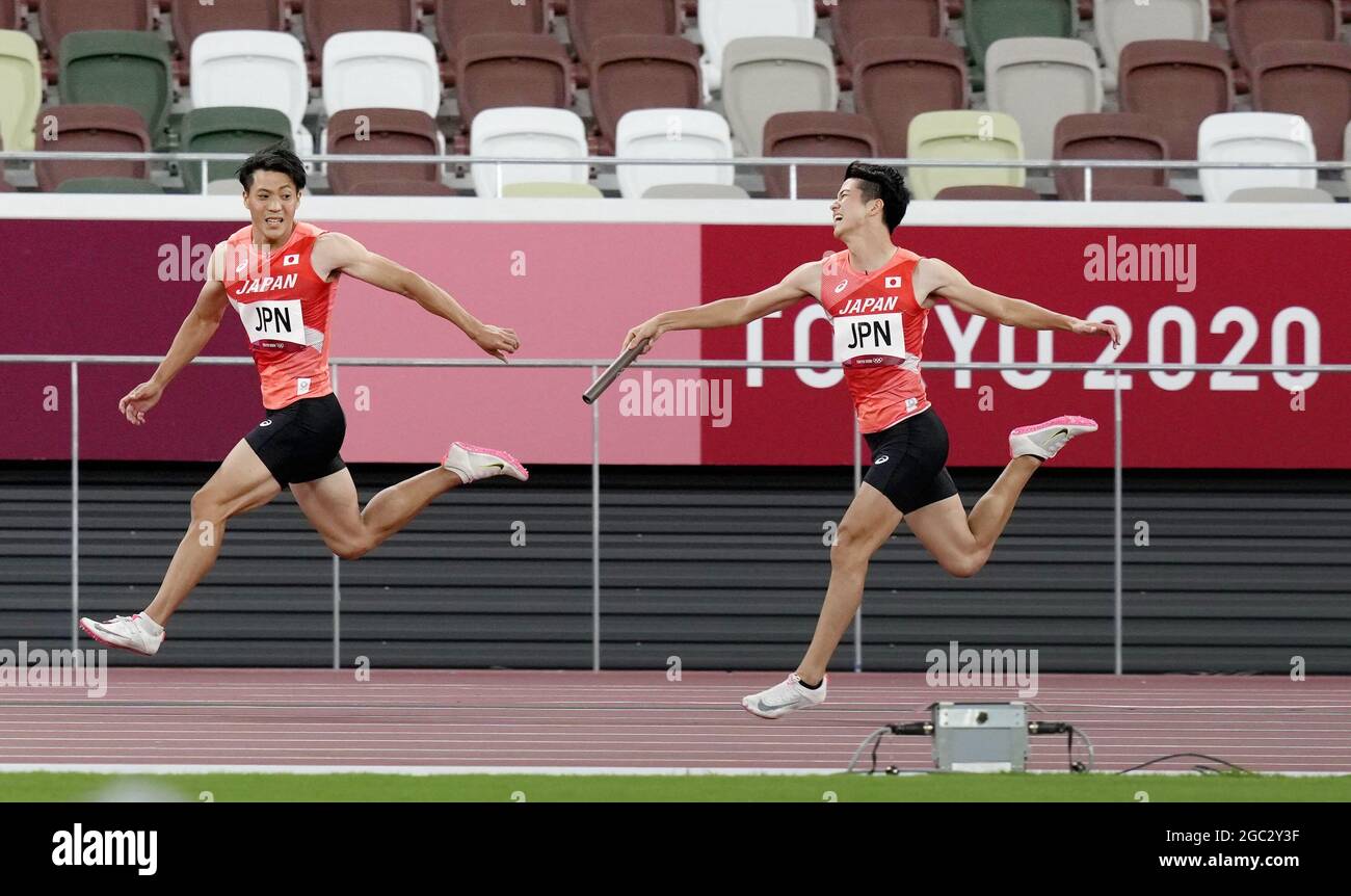 Tokyo, Japan. 06th Aug, 2021. Japan's first runner Shuhei Tada (R) and ...