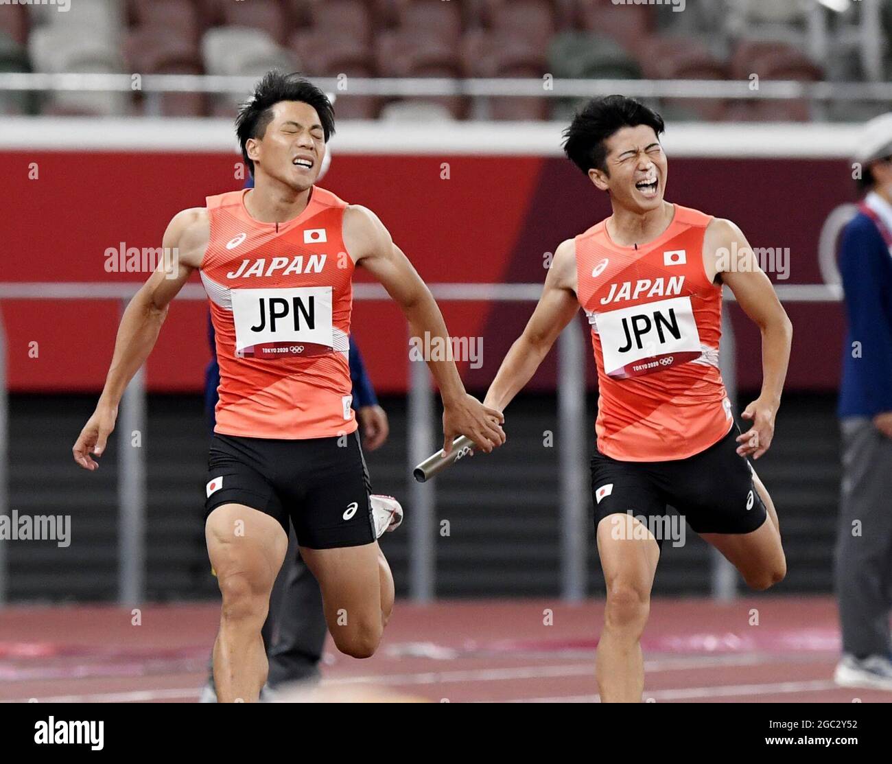 Tokyo, Japan. 06th Aug, 2021. Japan's first runner Shuhei Tada (R) and ...