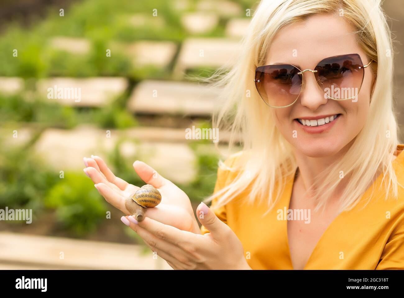 Hand holding snails hi-res stock photography and images - Alamy
