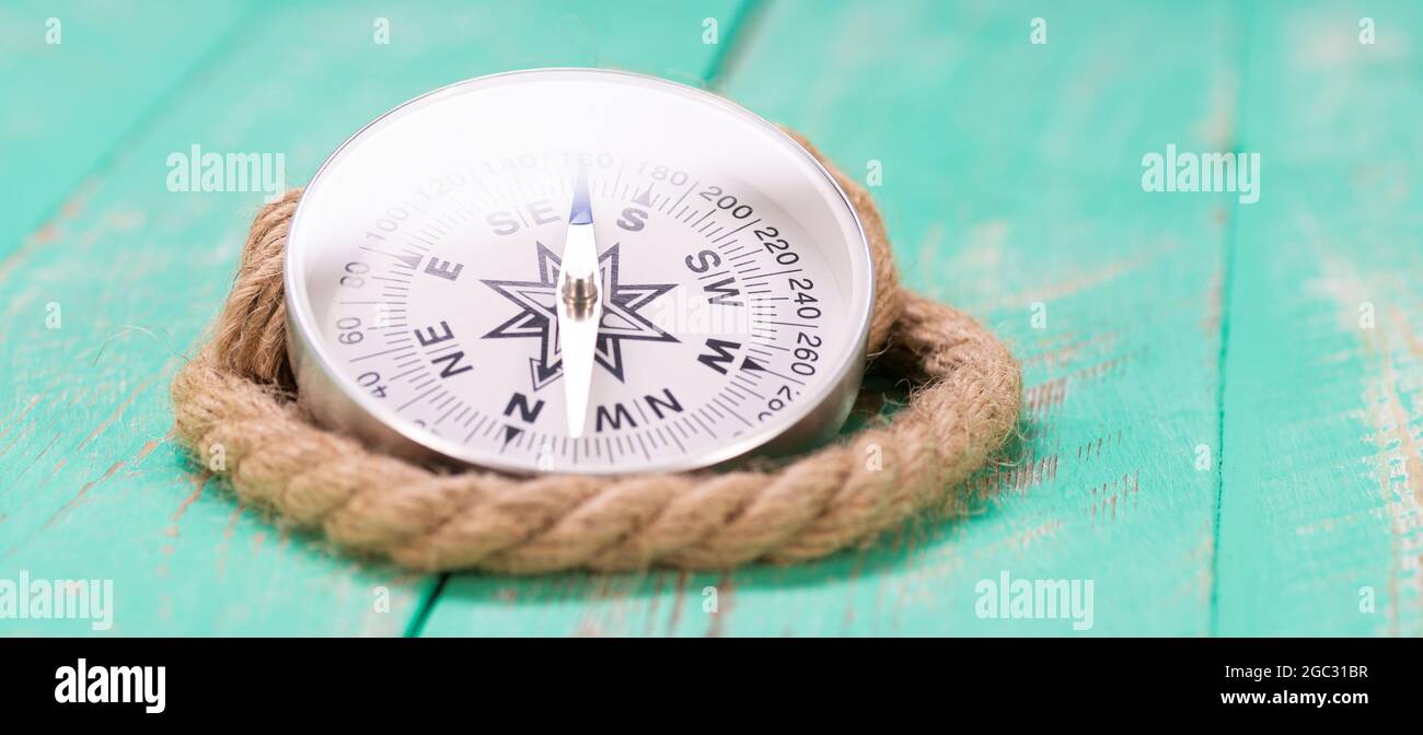 Compass and rope on wooden texture background Stock Photo - Alamy