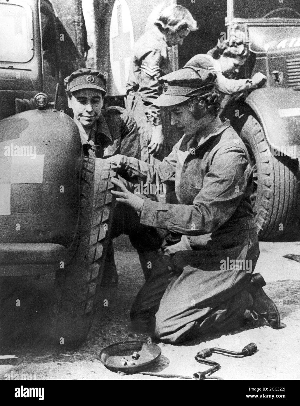 Women ats ww2 hi-res stock photography and images - Alamy