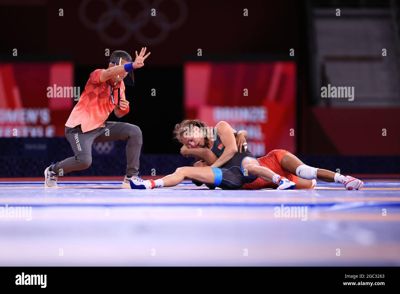 Tokyo, Japan. 6th Aug, 2021. Jacarra Gwenisha WINCHESTER (USA) (red) vs Vanesa KALADZINSKAYA ...