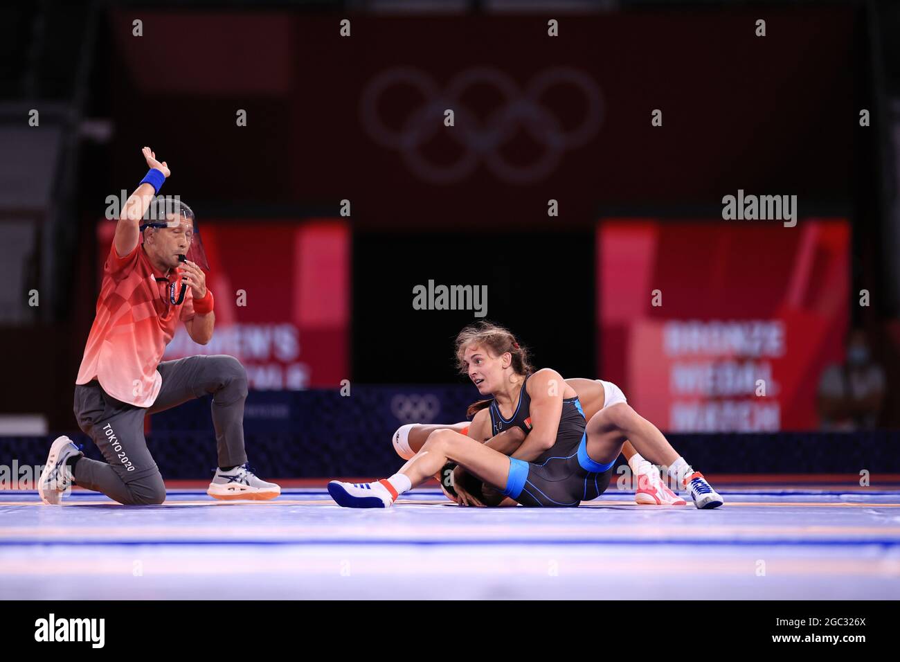 Tokyo, Japan. 6th Aug, 2021. Jacarra Gwenisha WINCHESTER (USA) (red) vs Vanesa KALADZINSKAYA ...