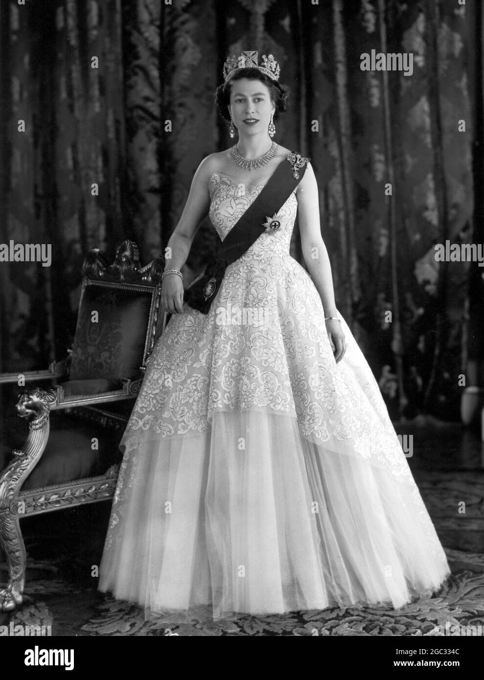 Queen elizabeth crown portrait Black and White Stock Photos & Images ...