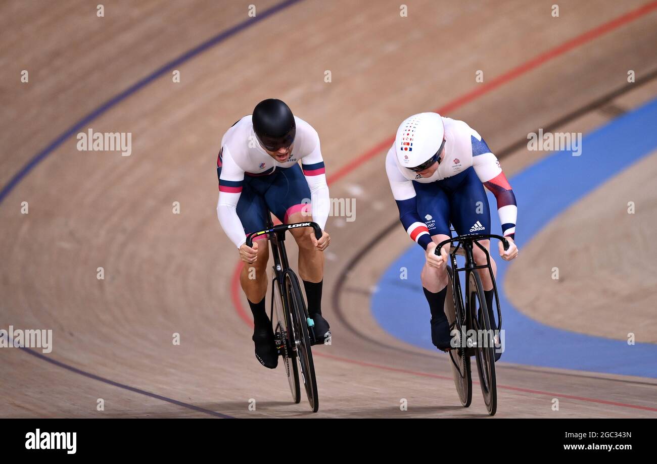 -IZU, Aug. 6, 2021 (Xinhua) -- Jack Carlin (R) of Great Britain ...