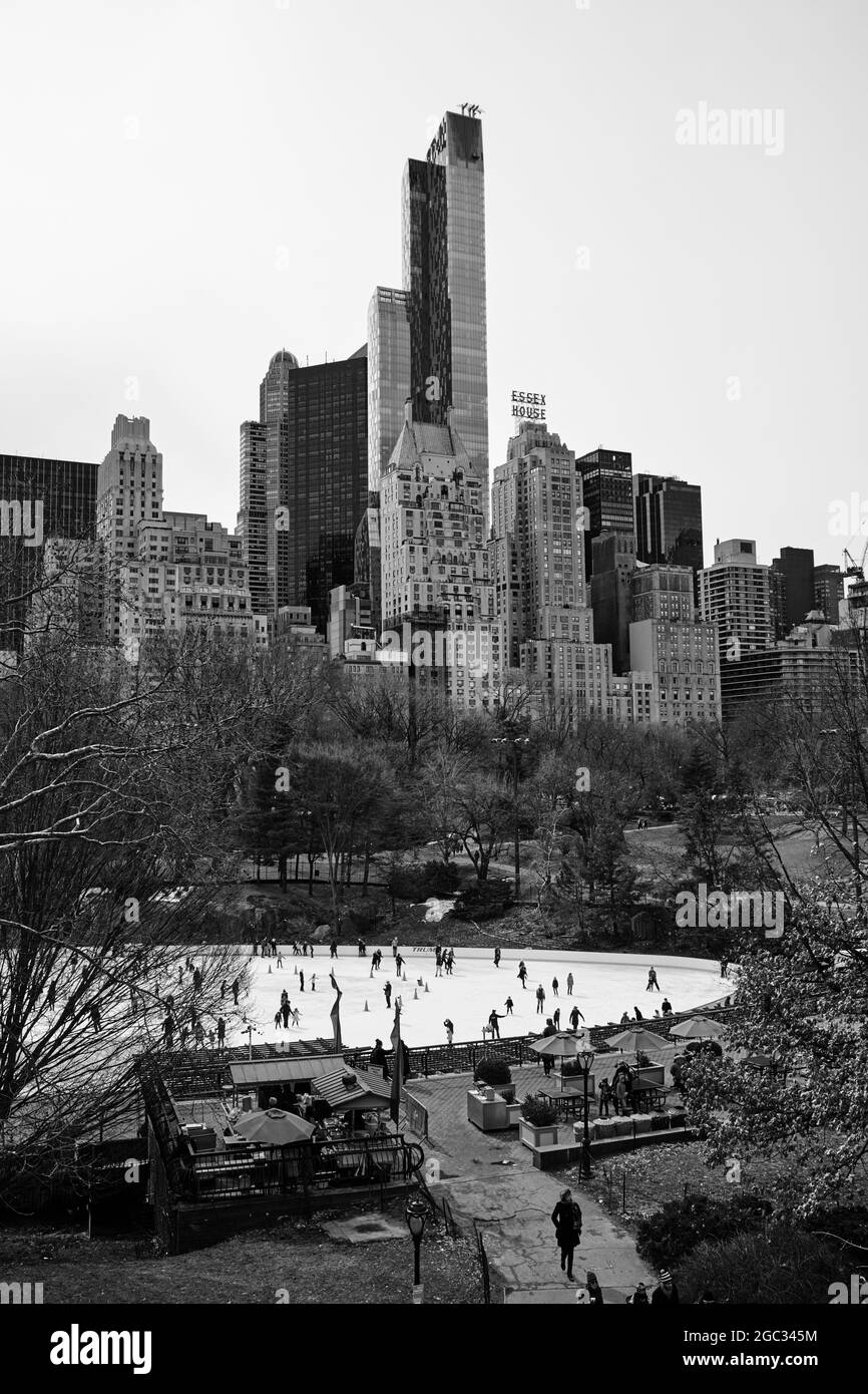 View skating rink downtown in hi-res stock photography and images - Alamy