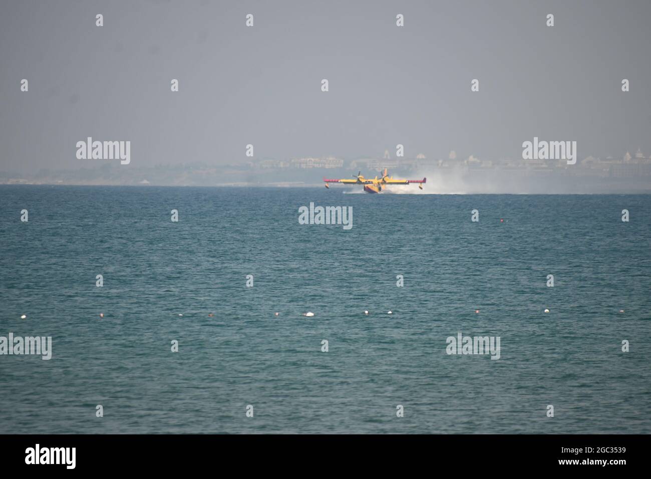 Kalemler, Turkey. 06th Aug, 2021. A firefighting plane refuels water in ...