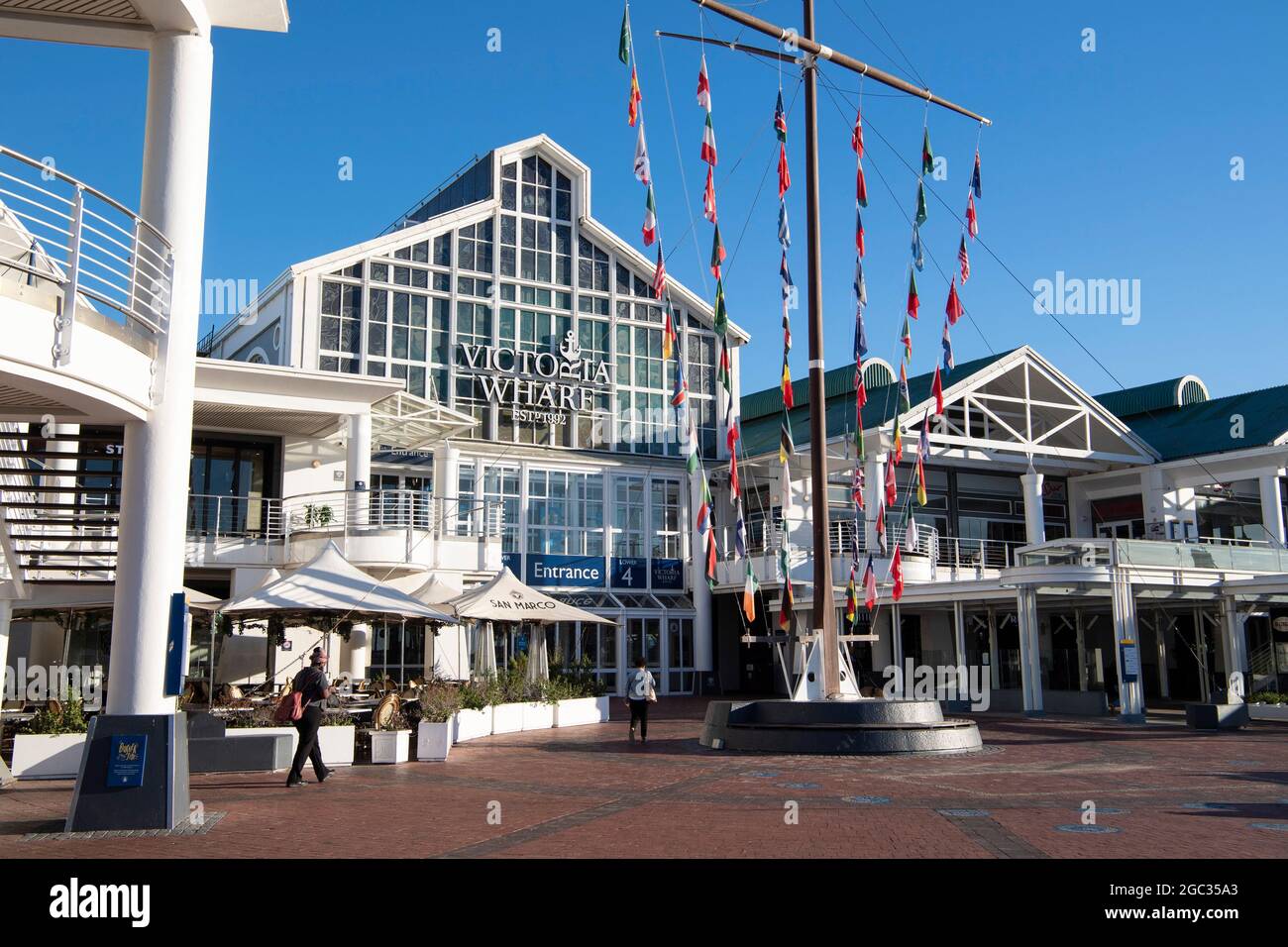 Victoria Wharf shopping mall, Victoria & Alfred Waterfront, Cape Town ...