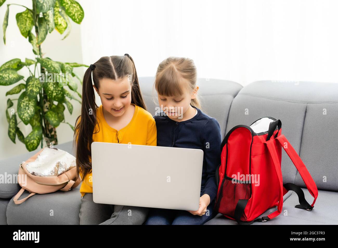 Pretty girls using technology hi-res stock photography and images - Alamy