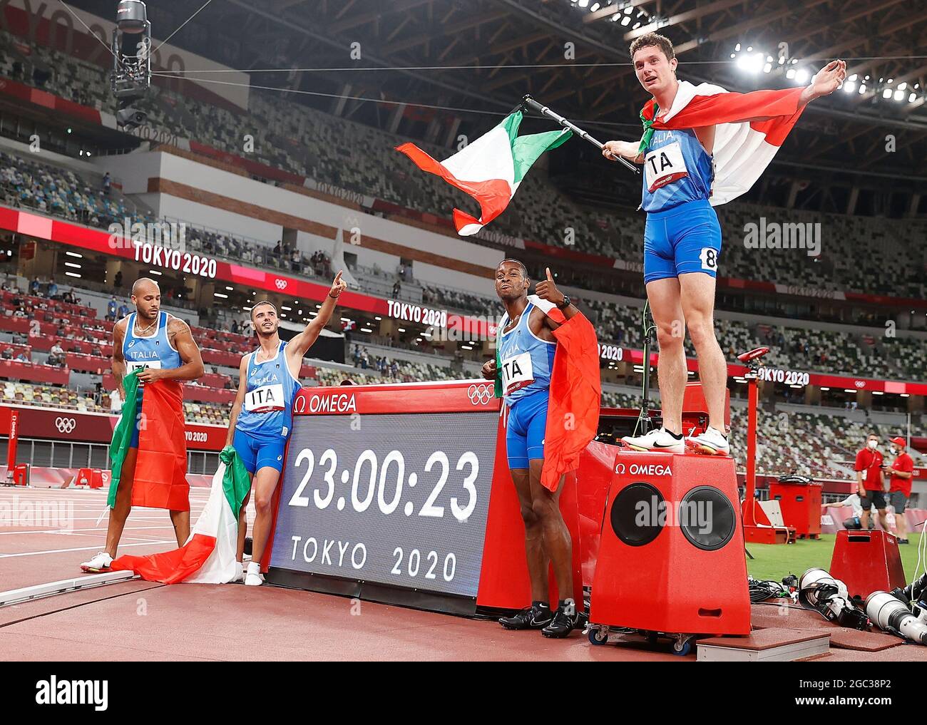 Tokyo, Japan. 6th Aug, 2021. Members of Team Italy celebrate after ...