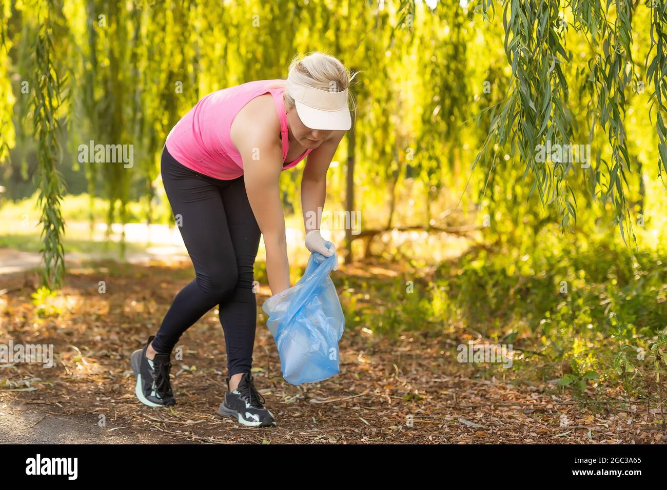Children picking up trash hi-res stock photography and images - Alamy