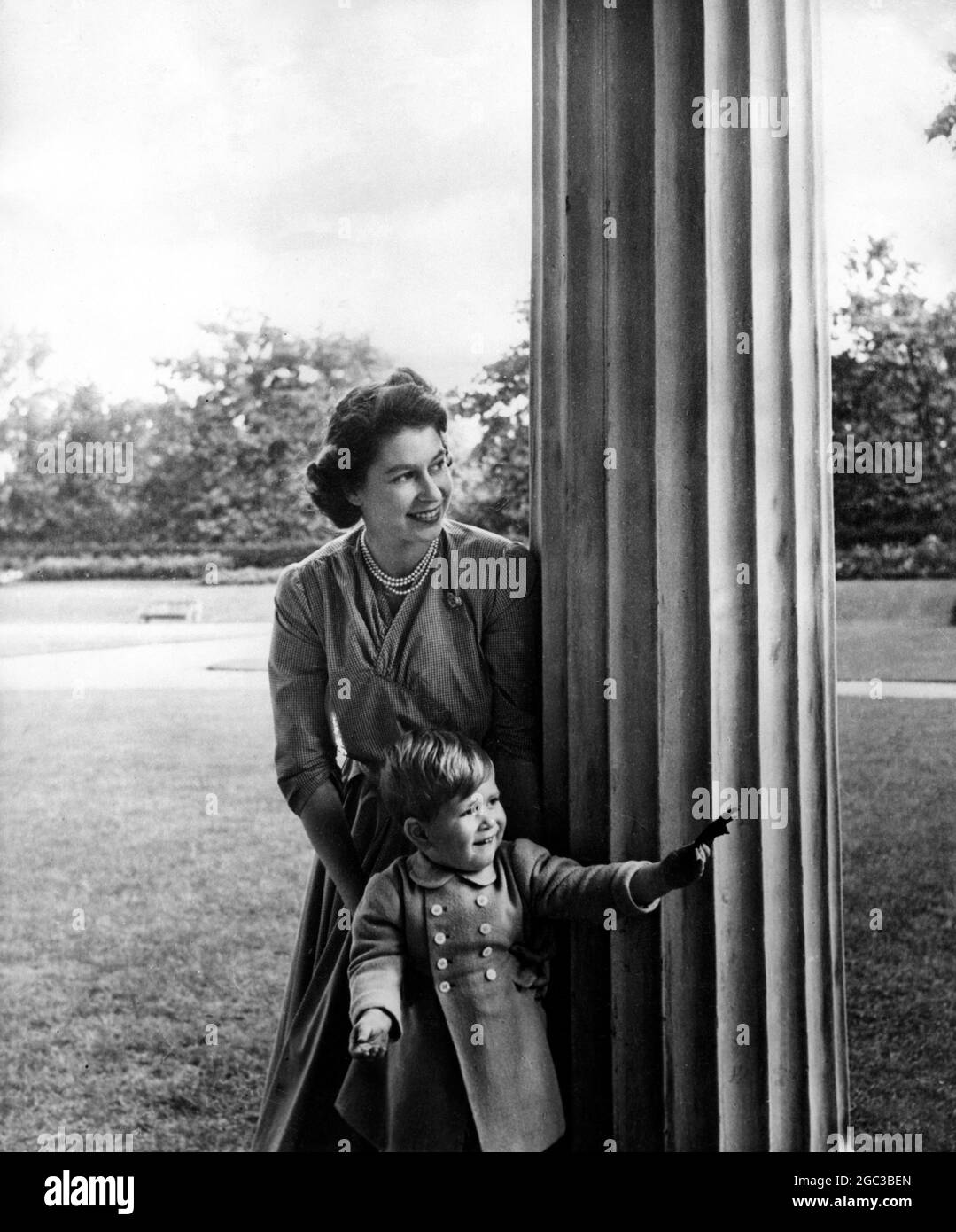 Queen Elizabeth II with her son Prince Charles November 1950 Stock ...