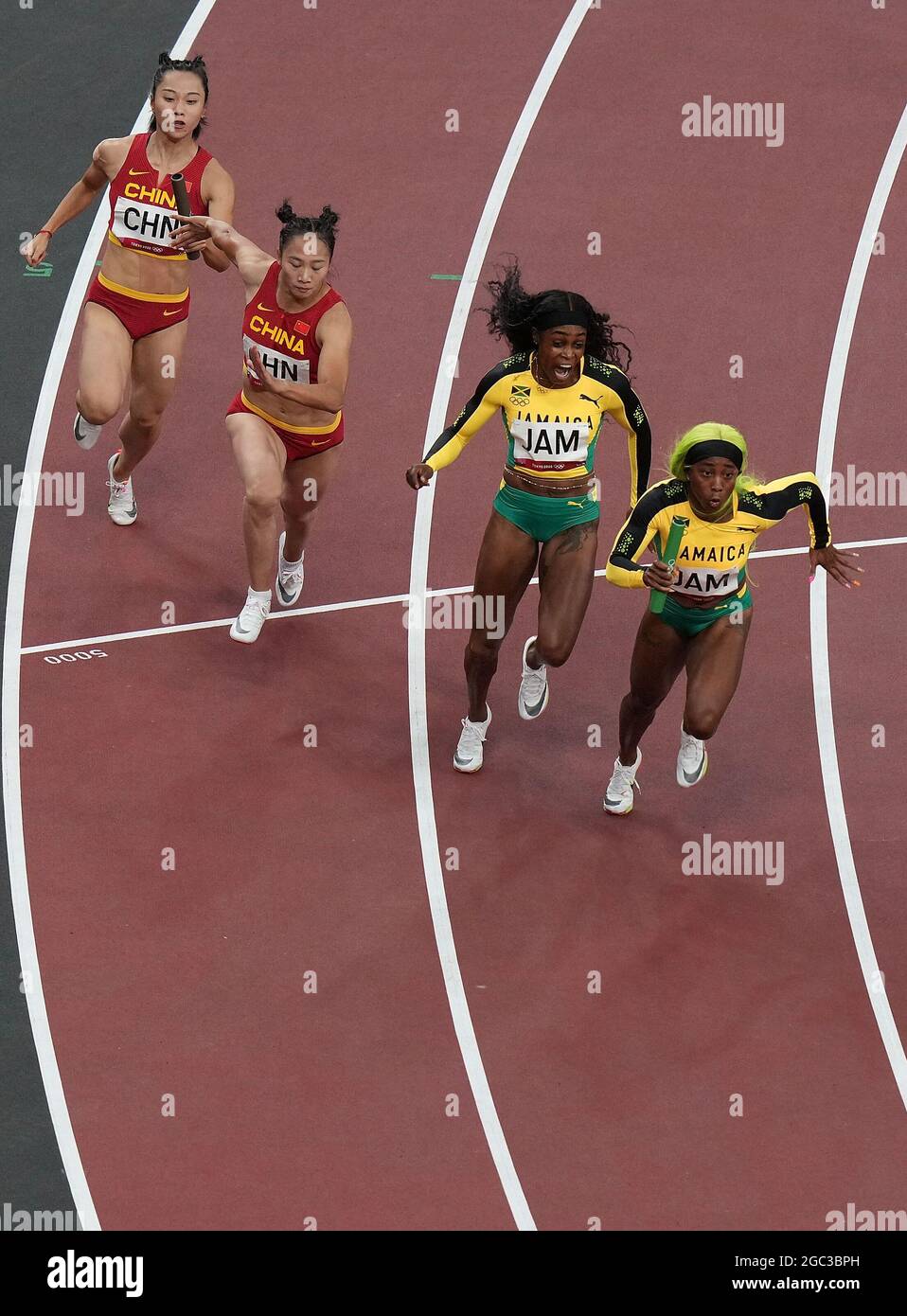 Tokyo, Japan. 6th Aug, 2021. Ge Manqi (1st L) and Huang Guifen (2nd L ...