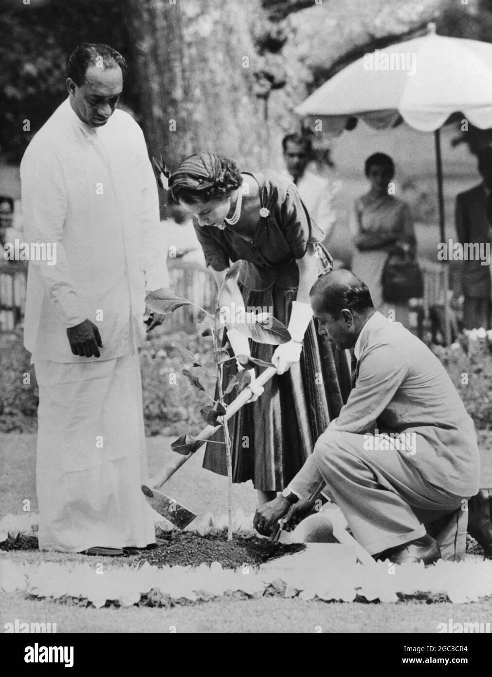Queen Elizabeth II plants a tree in the Royal Botanical Garden Pera ...