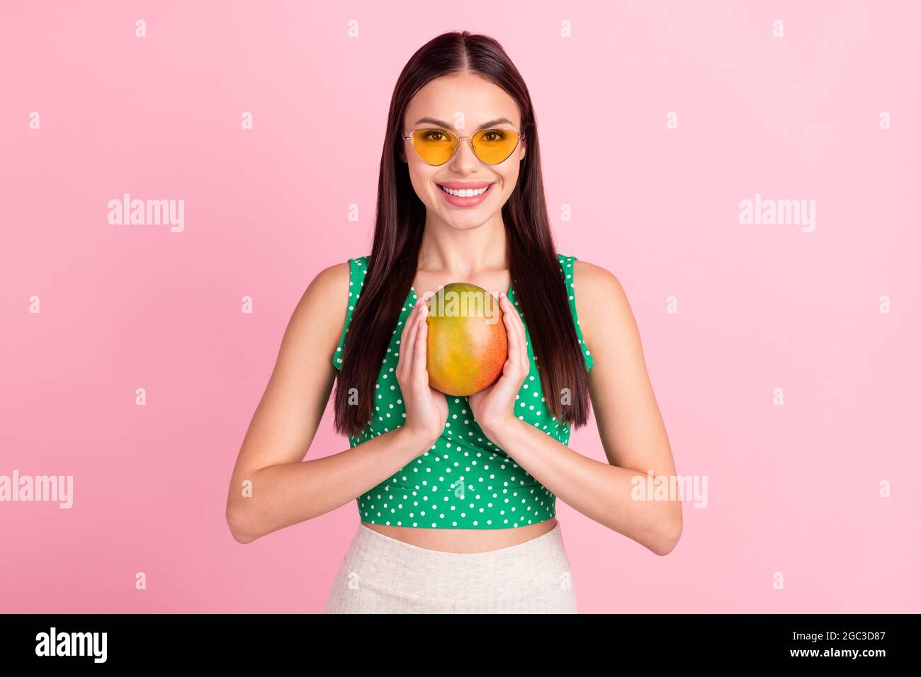 Photo portrait brunette smiling in sunglass keeping juicy mango fruit ...