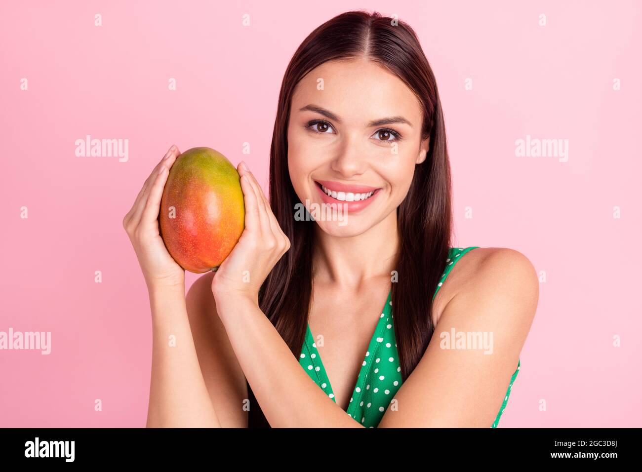 Photo portrait brunette smiling keeping juicy mango fruit isolated ...
