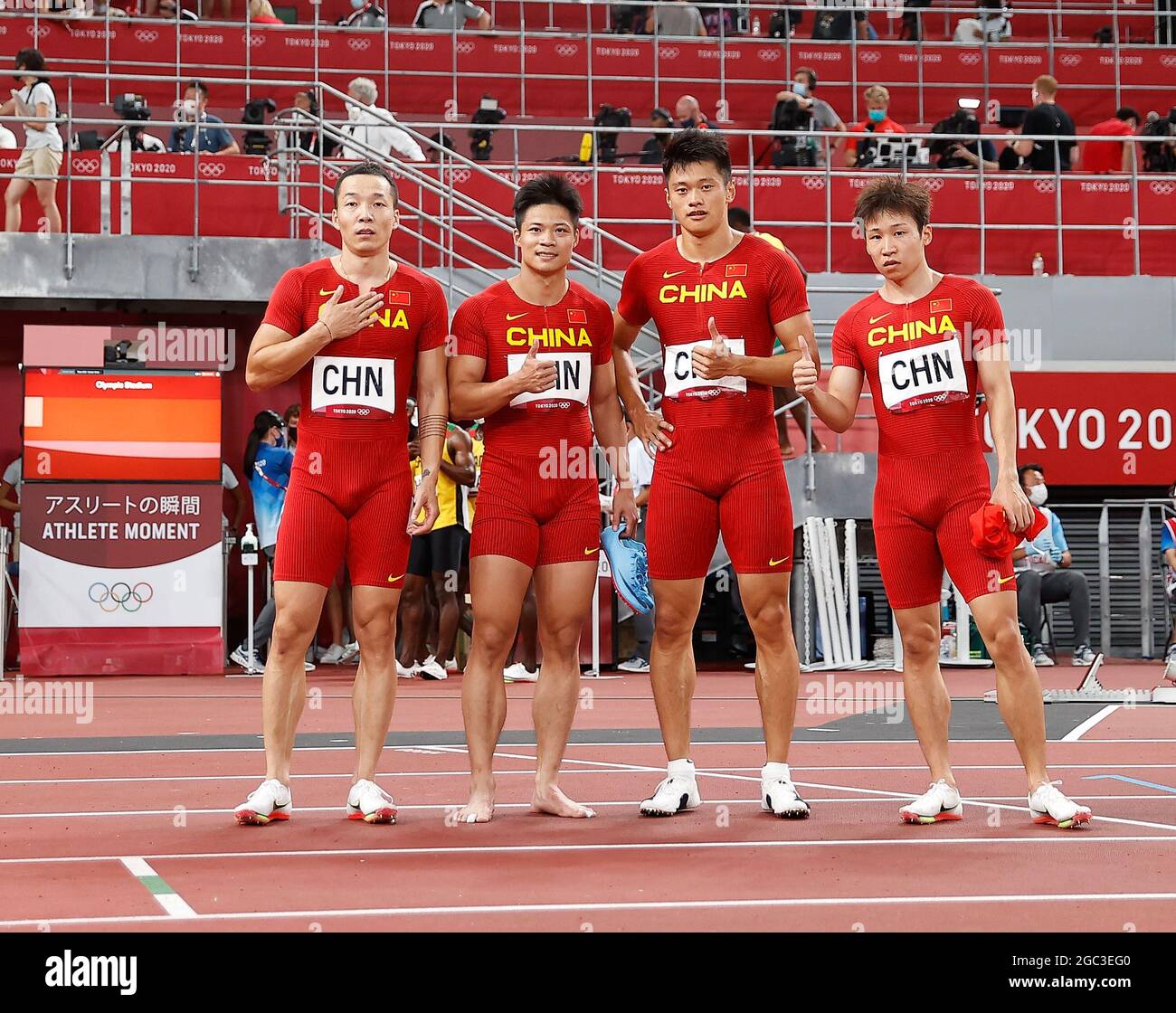 Tokyo, Japan. 6th Aug, 2021. Members of Team China celebrate after the ...