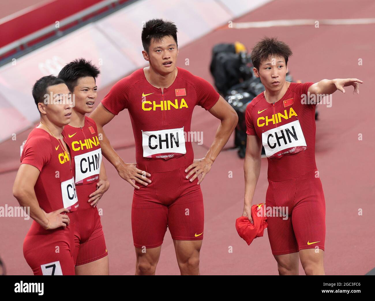 Tokyo, Japan. 6th Aug, 2021. Members of Team China react after the men ...