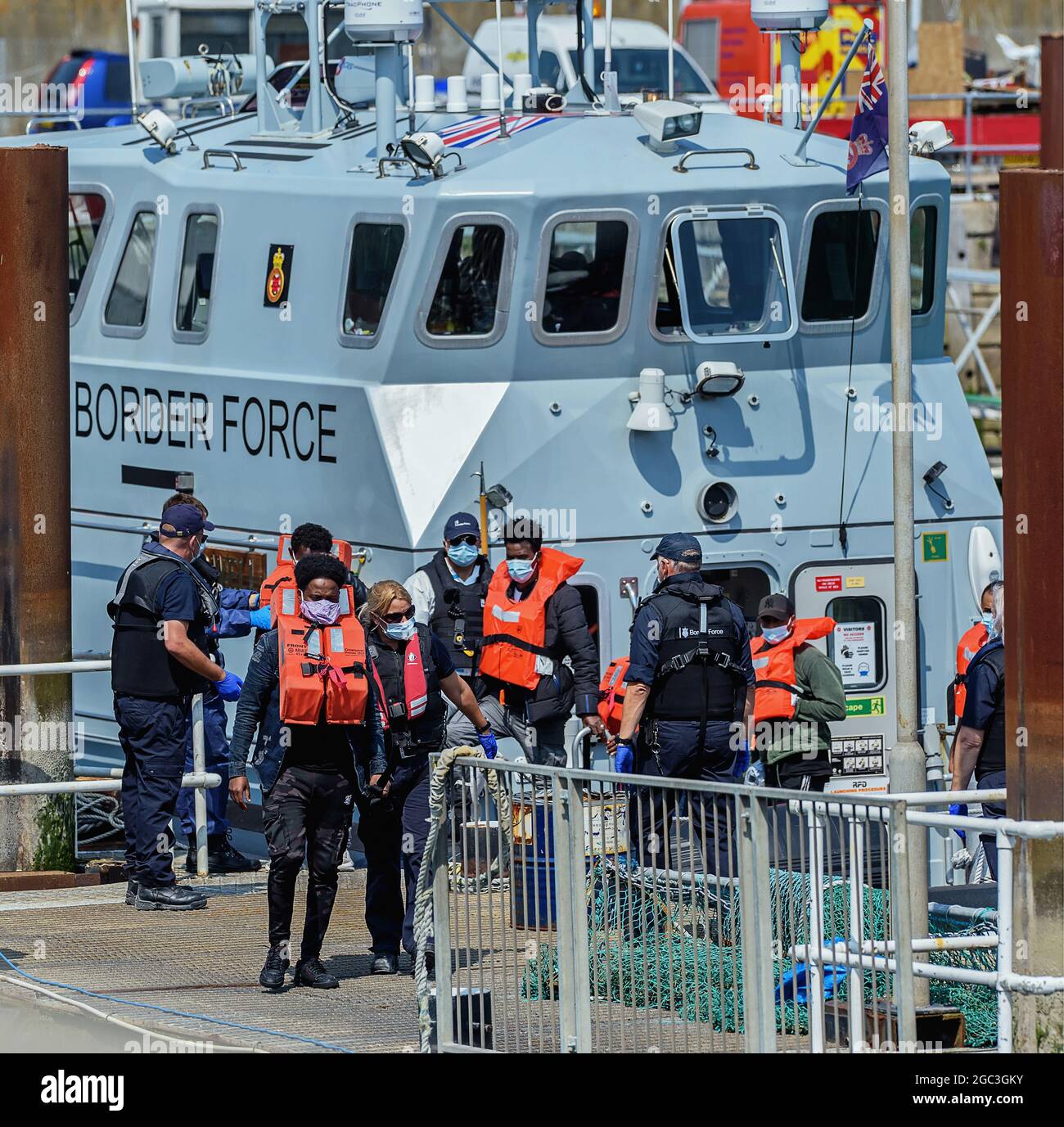 Boat dover immigrants hi-res stock photography and images - Alamy