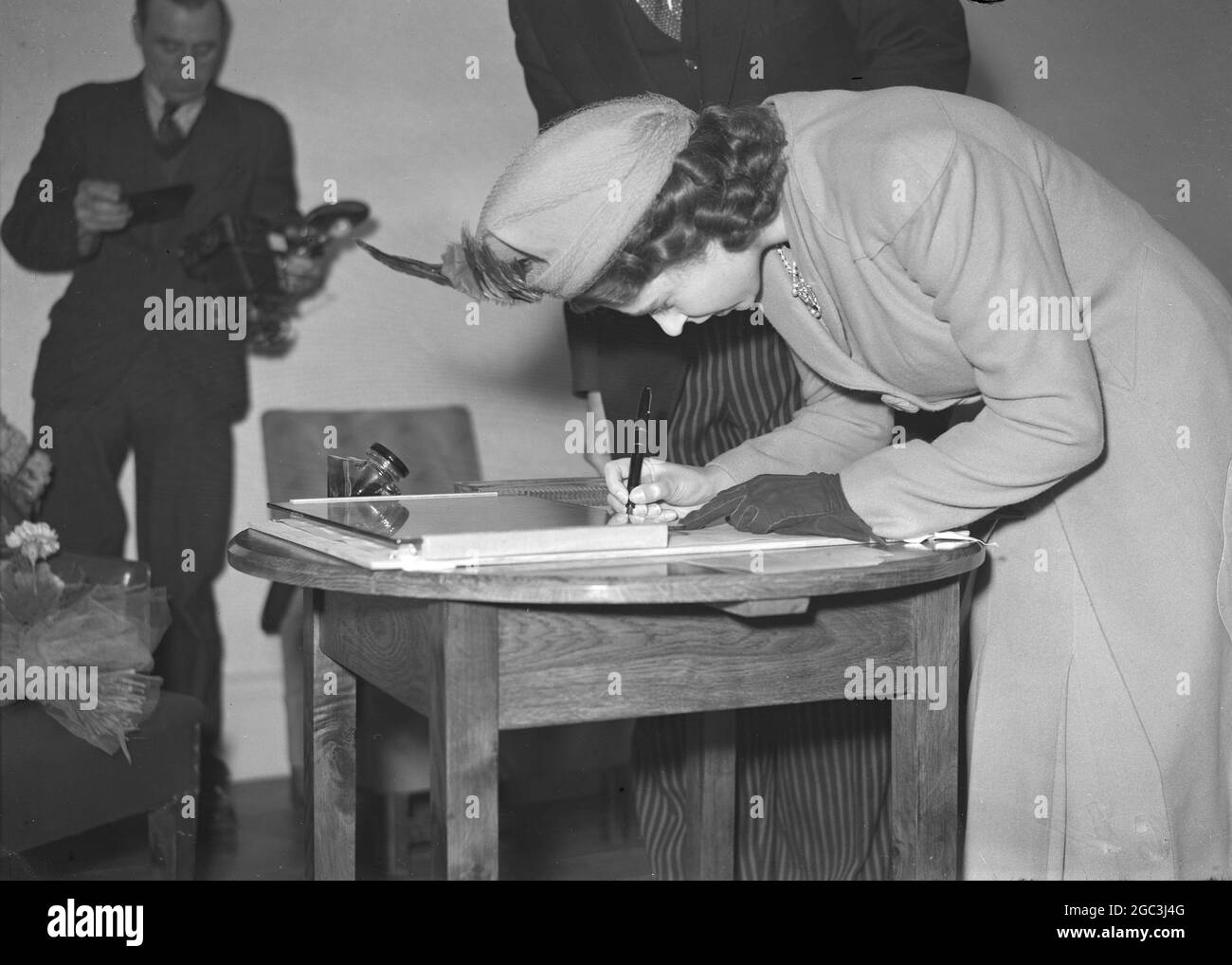 Princess Elizabeth opens the new Chevrons Club in Dorset Square ...