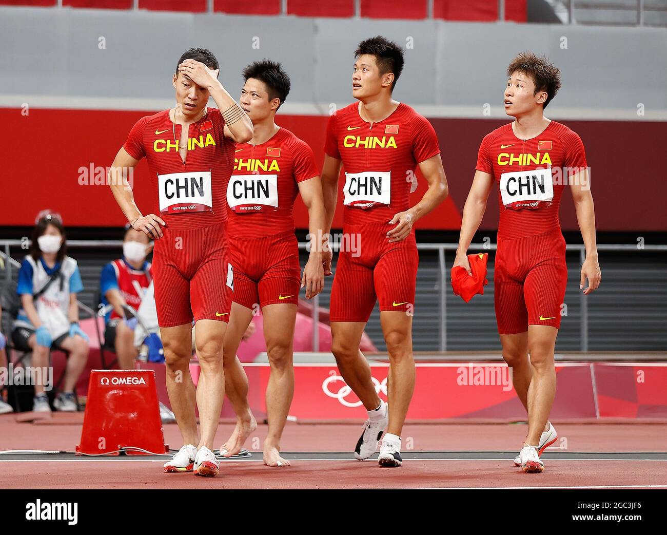 Tokyo, Japan. 6th Aug, 2021. Members of Team China react after the men ...