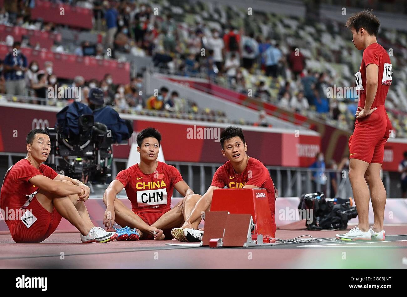 Tokyo, Japan. 6th Aug, 2021. Members of Team China react after the men ...