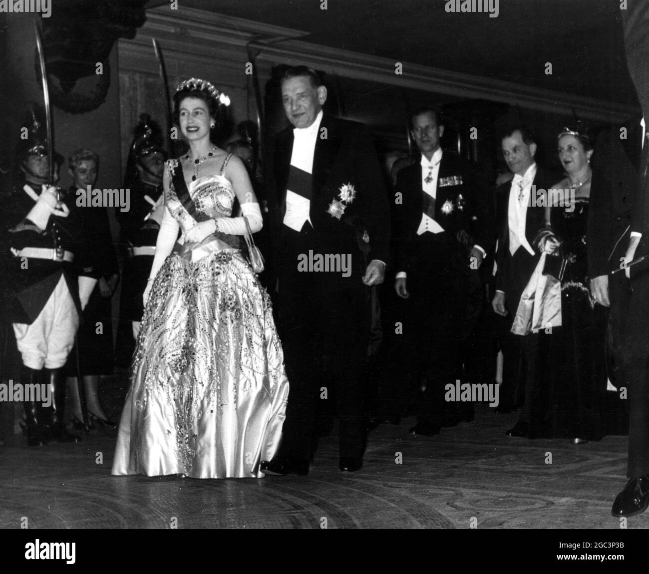 Queen elizabeth france 1957 hi-res stock photography and images - Alamy