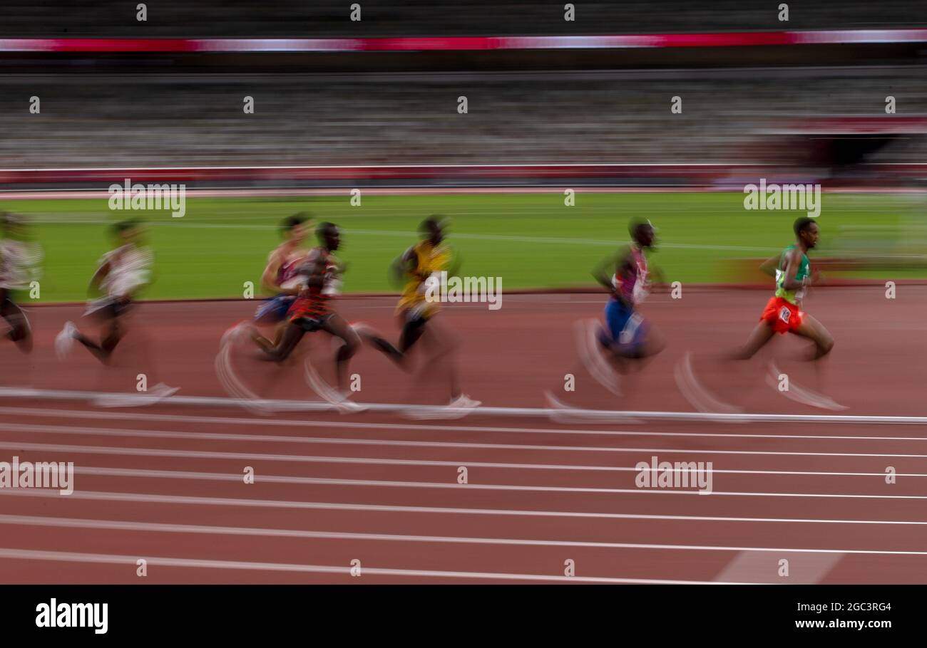 Tokyo, Kanto, Japan. 6th Aug, 2021. Runners compete in the Men's 5000m ...