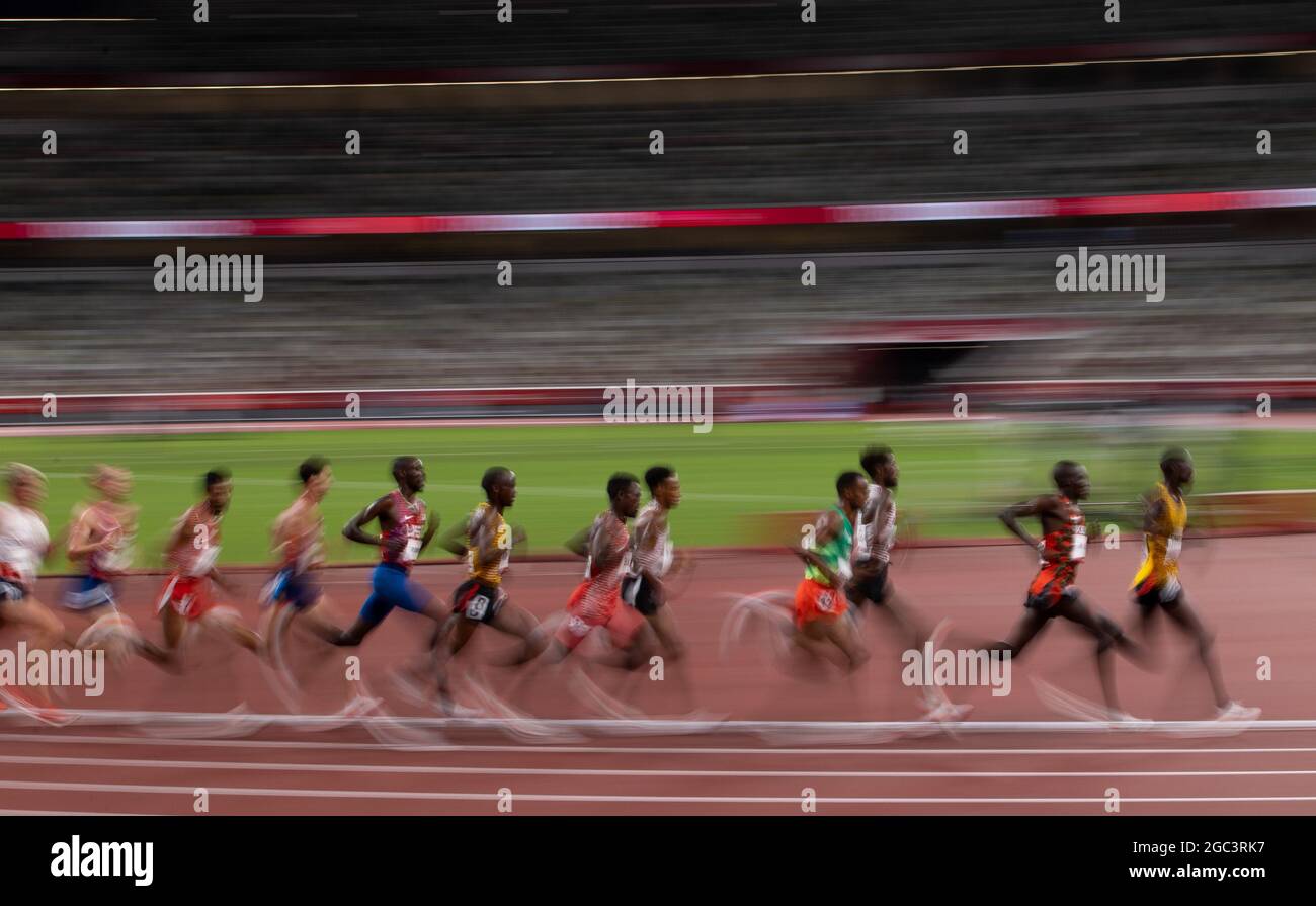 Tokyo, Kanto, Japan. 6th Aug, 2021. Runners compete in the Men's 5000m ...