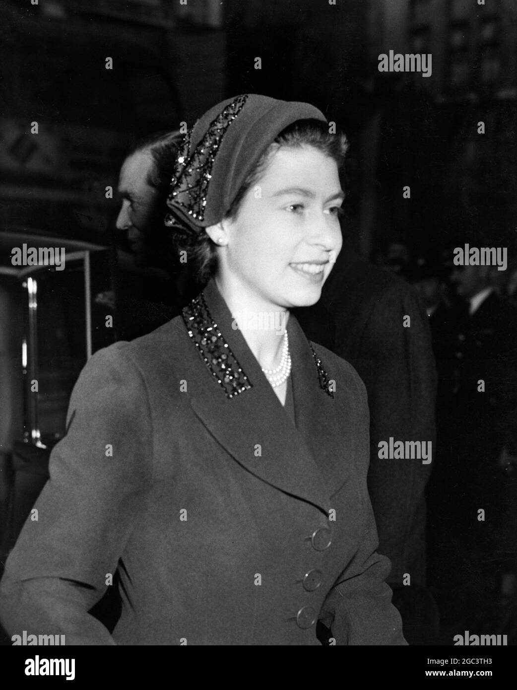 Queen elizabeth ii portrait 1950s hi-res stock photography and images ...