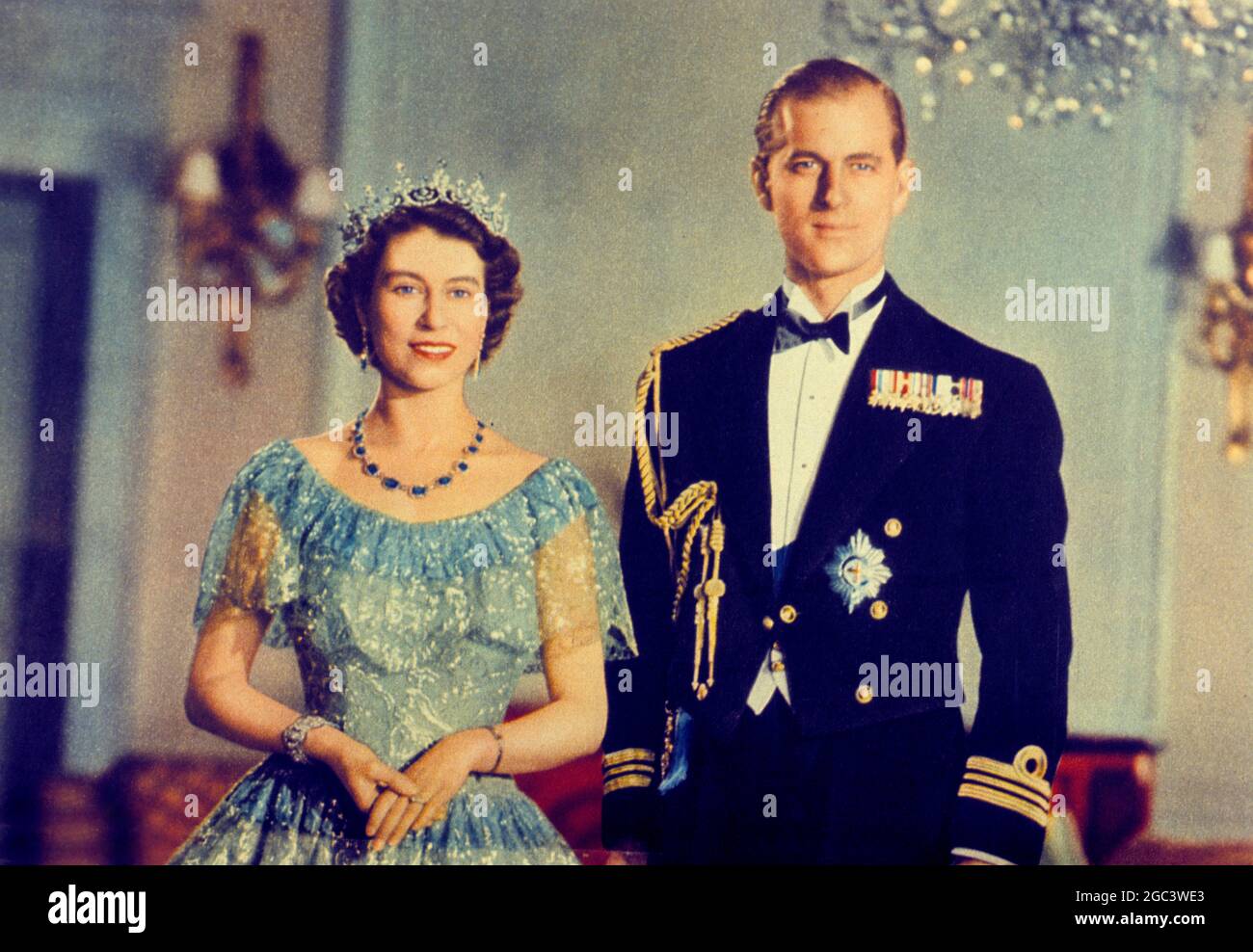 Queen elizabeth ii crown hi-res stock photography and images - Alamy