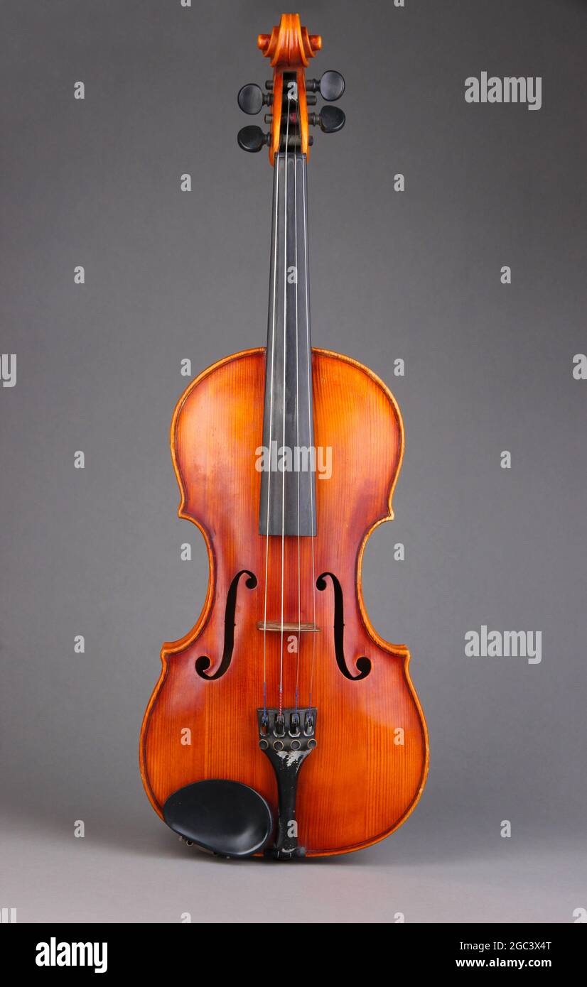 Classical violin on grey background Stock Photo - Alamy