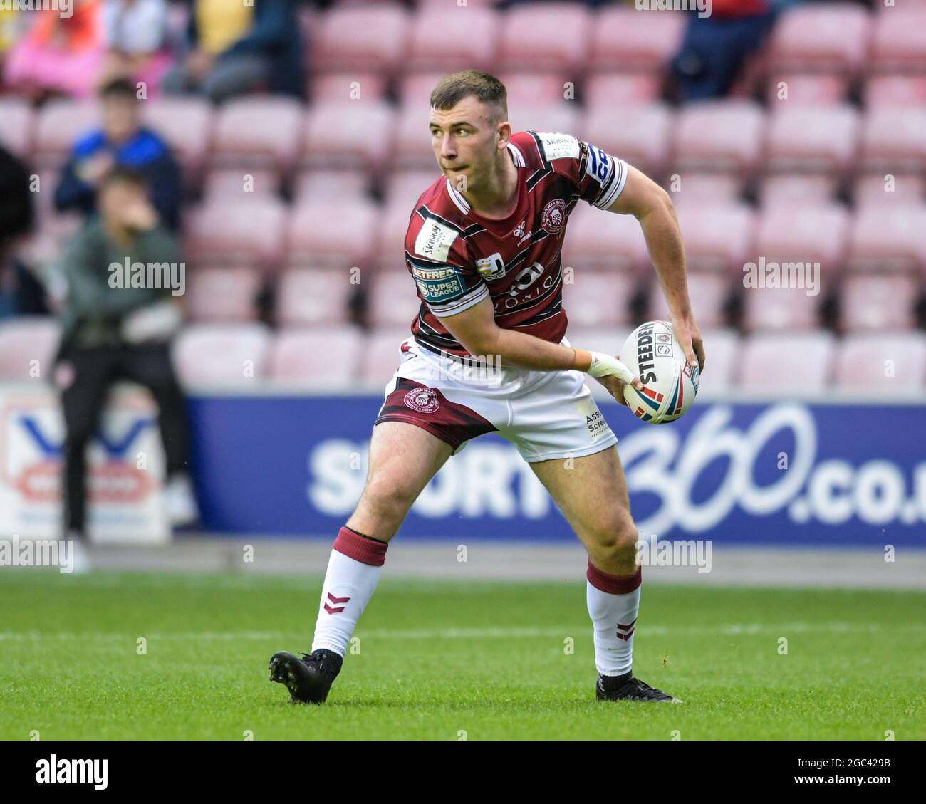 Harry Smith (20) of Wigan Warriors passes the ball Stock Photo - Alamy