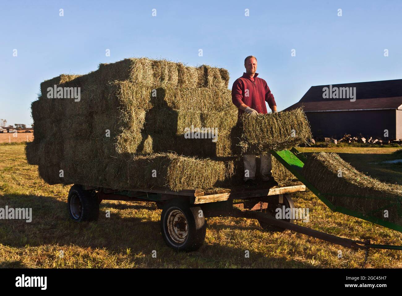 Hay bale wagon hi-res stock photography and images - Alamy