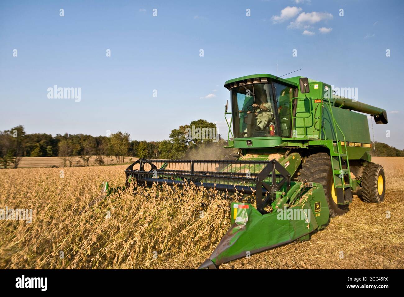 Combine harvesting soy beans hi-res stock photography and images - Alamy