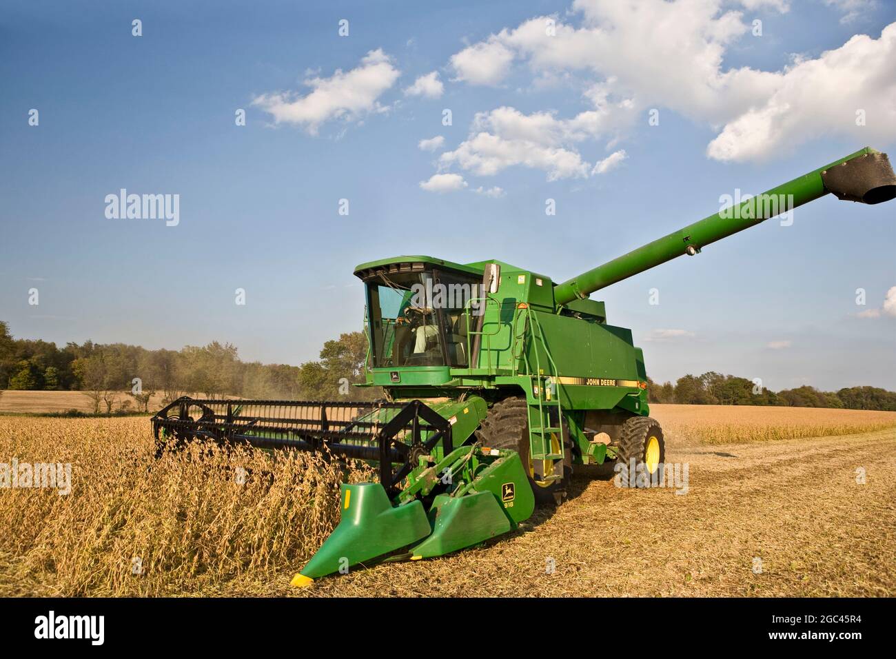 Combine harvesting soy beans hi-res stock photography and images - Alamy