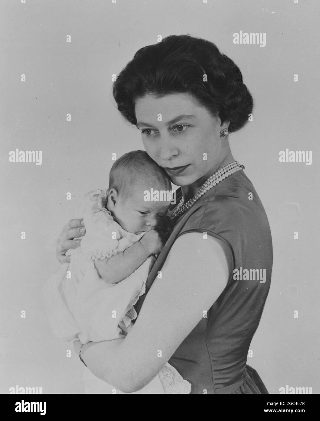 QUEEN ELIZABETH II HOLDING BABY ANDREW LONDON 24 MARCH 1960 Stock Photo ...