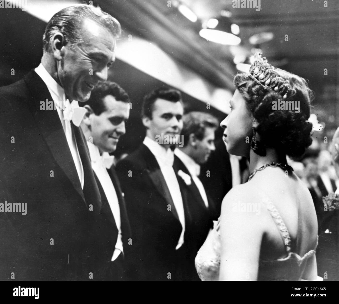 QUEEN ELIZABETH II CHAT WITH GARY COOPER LONDON 28 APRIL 1961 Stock ...