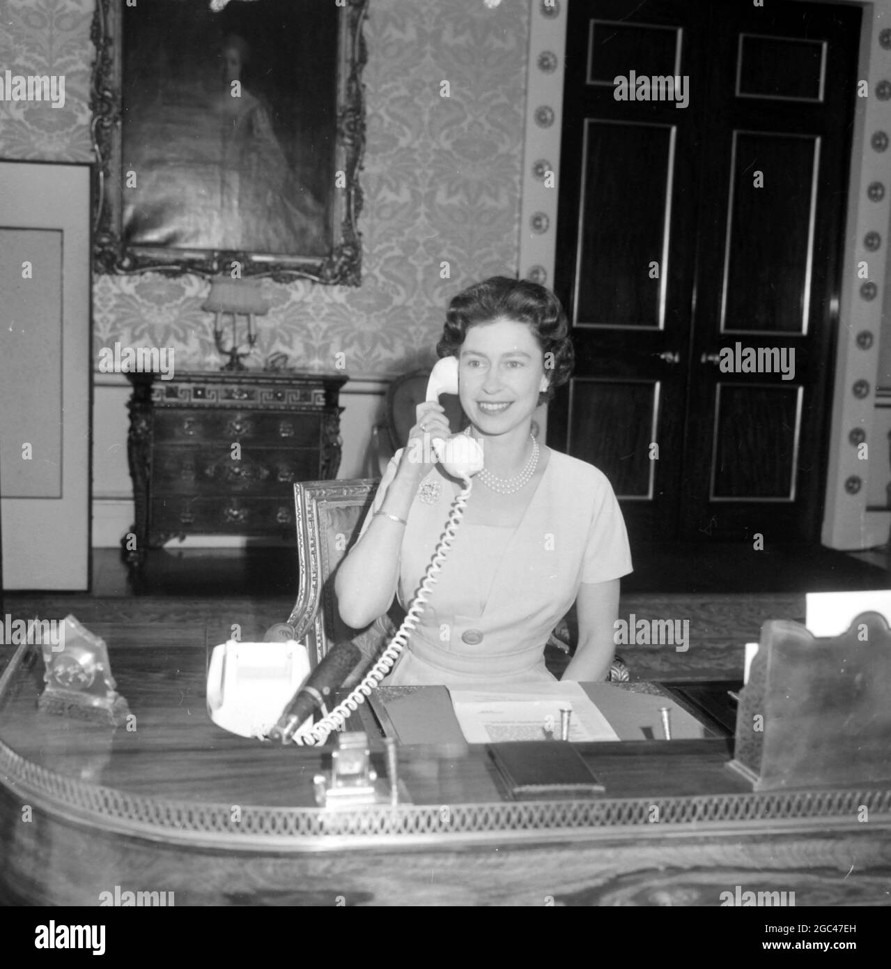 QUEEN ELIZABETH II CANADIAN TRANS ATLANTIC PHONE SPEAKS LONDON 19 ...