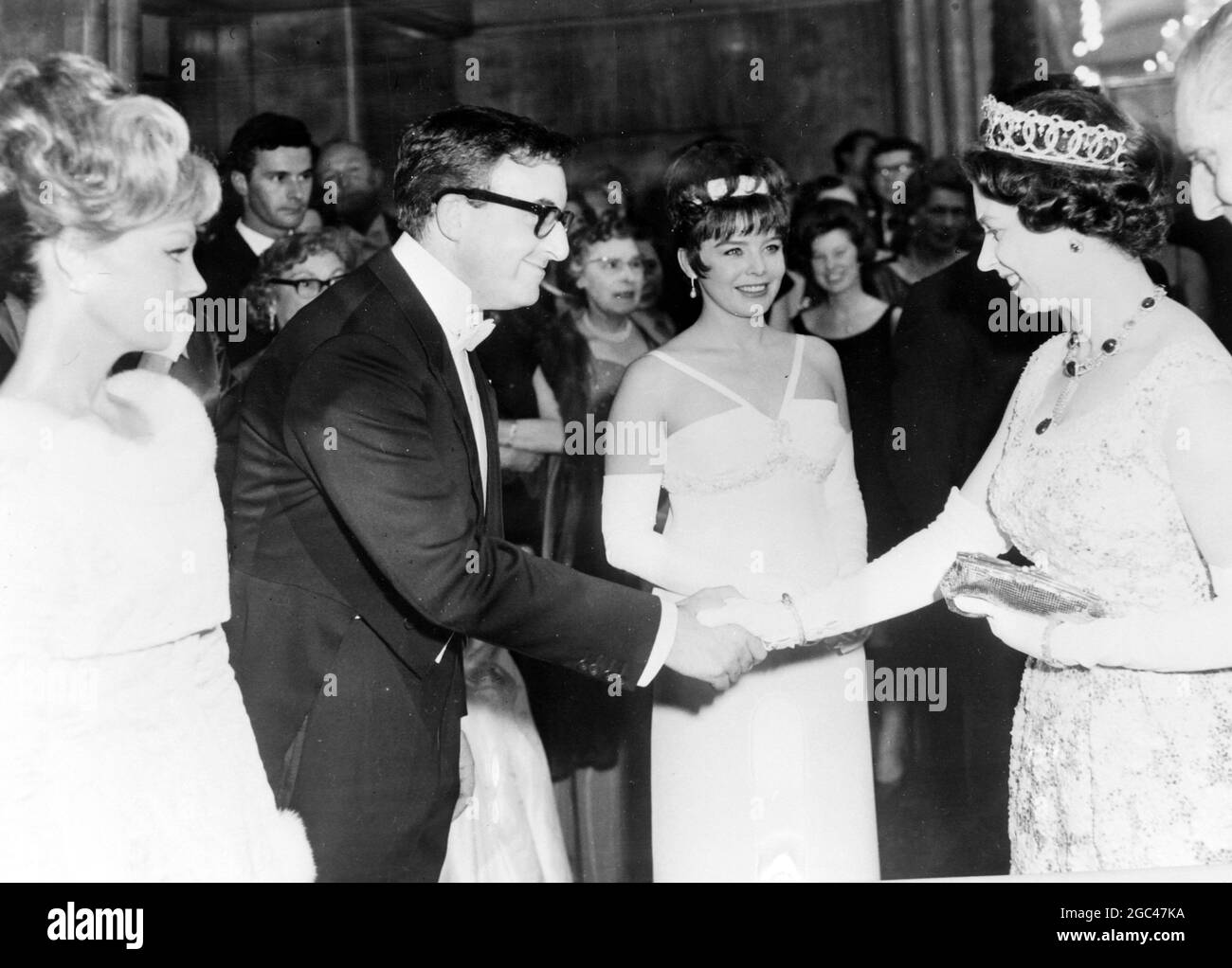 QUEEN ELIZABETH II SHAKE HANDS WITH PETER SELLERS IN LONDON 27 FEBRUARY ...