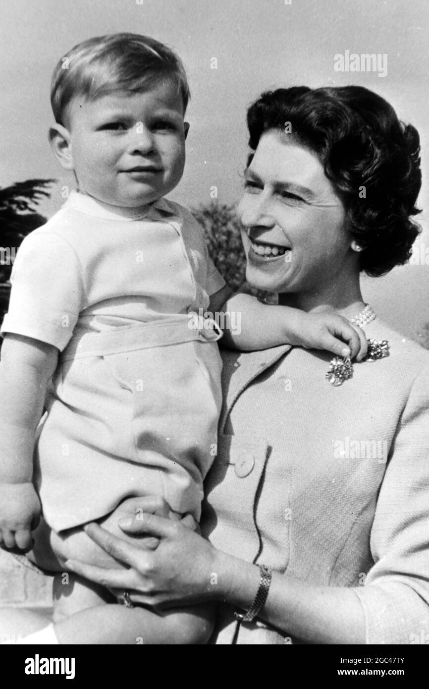 Queen elizabeth ii holding prince andrew hi-res stock photography and ...