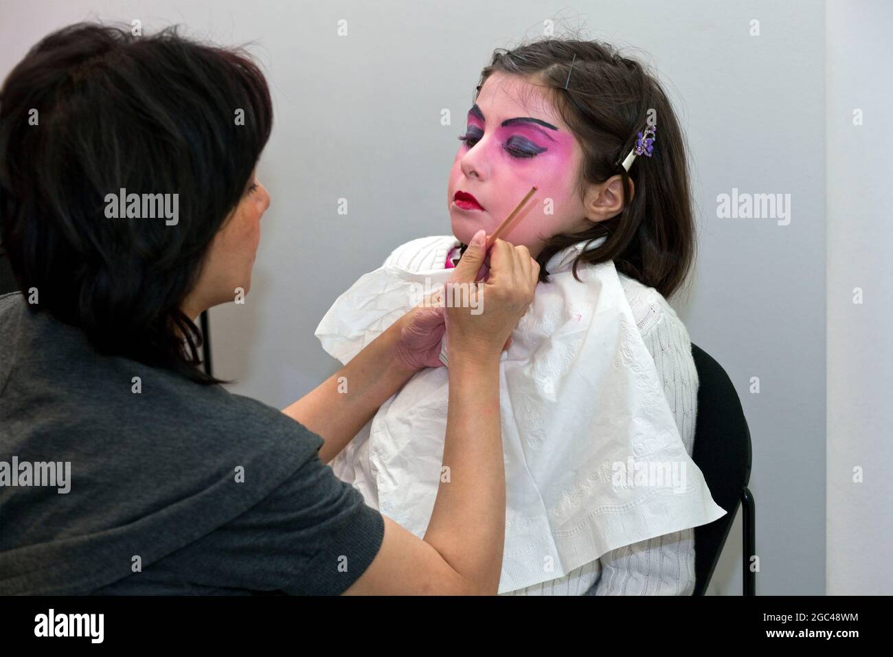 Chinese opera makeup demonstration Getty Family Festival.tif Stock ...