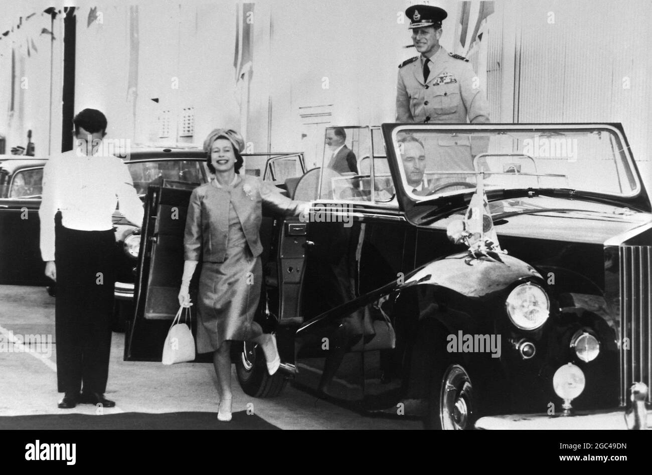 22 FEBRUARY 1963 QUEEN ELIZABETH II WITH PRINCE PHILIP RETURNING BY AN ...