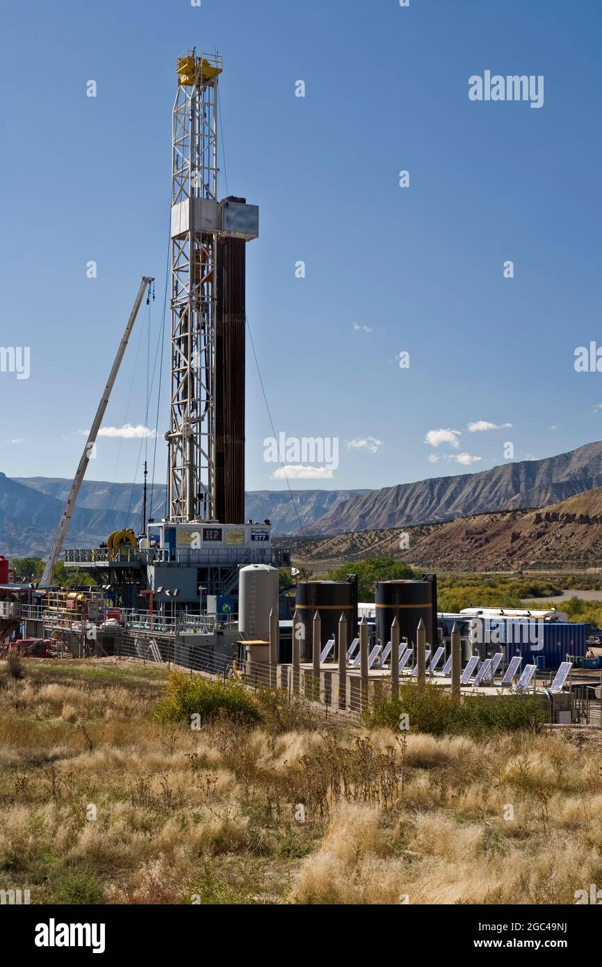 Drill rig in oil-gas well area, Colorado Stock Photo - Alamy