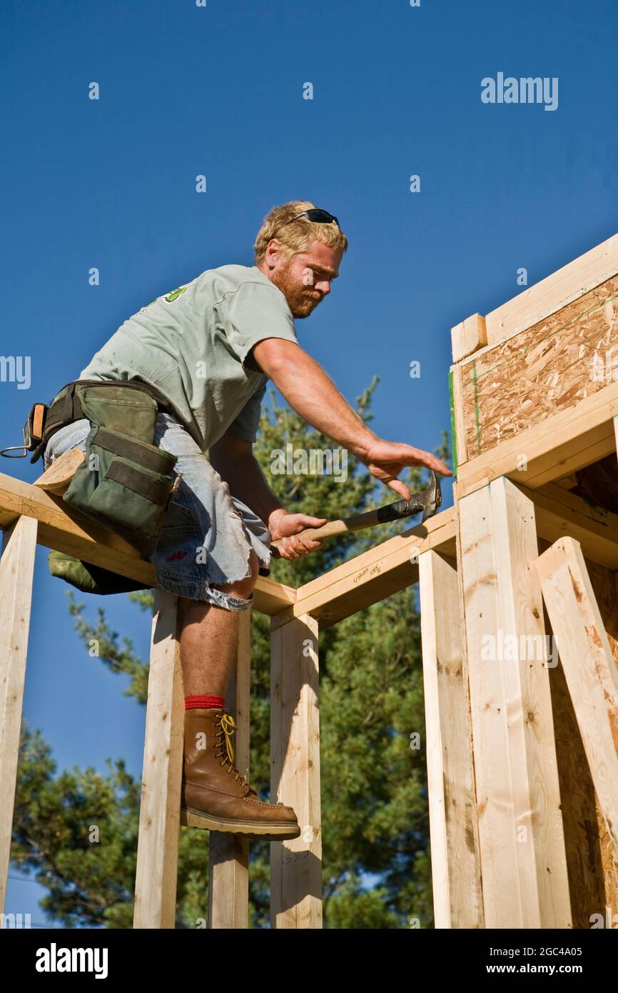 Construction worker framing house hi-res stock photography and images ...